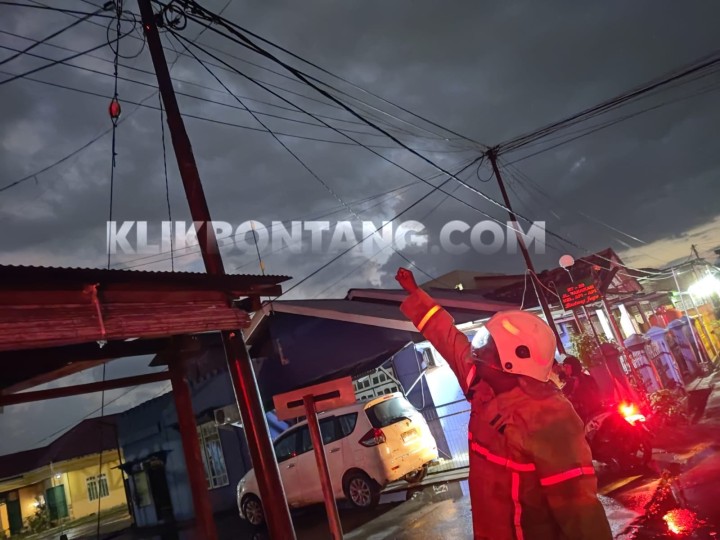Kabel Tiang Listrik di Perumahan BTN KCY Terbakar, Nyaris Sambar Ru...